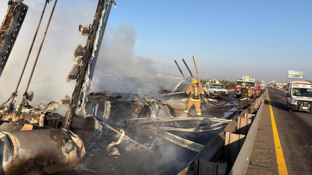 Choque entre tráiler y autobús desata fuerte incendio en la Silao ...